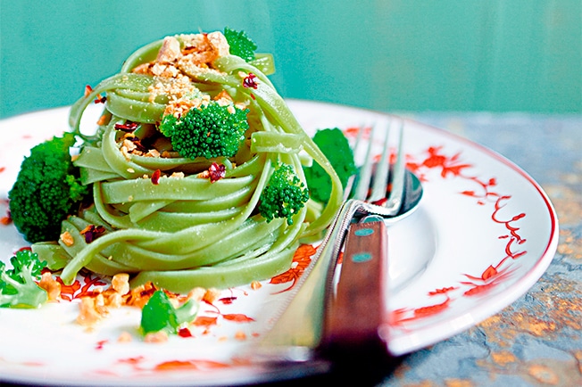 Talharim verde com brócolis apimentado e amendoim - Panelinha