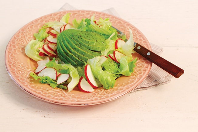 Salada de rabanete com abacate, alface e molho de limão - Panelinha